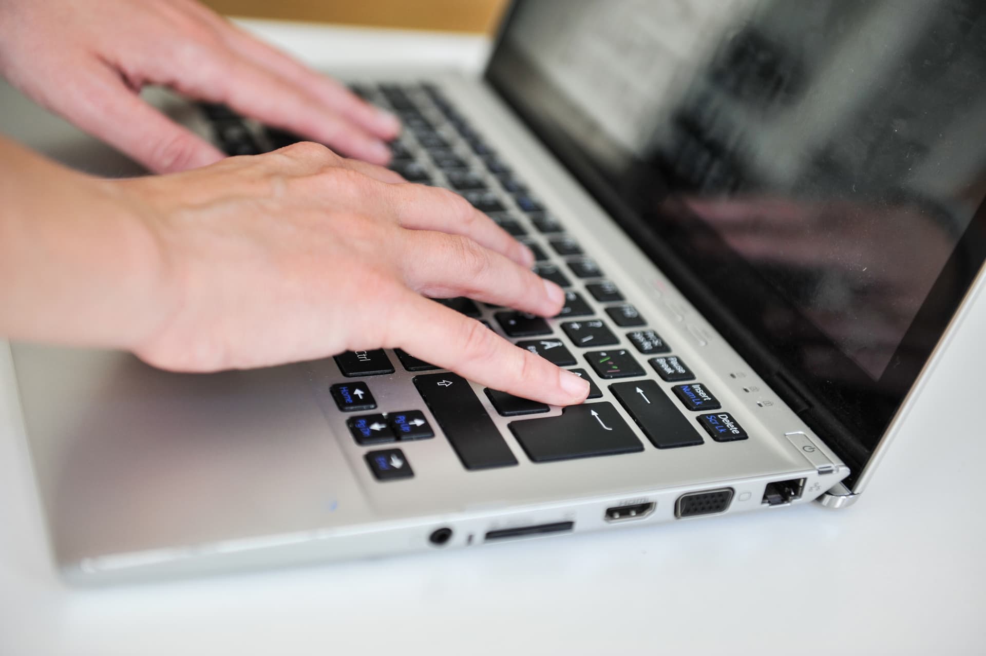 How to Monitor Employee Cell Phone Usage Legally